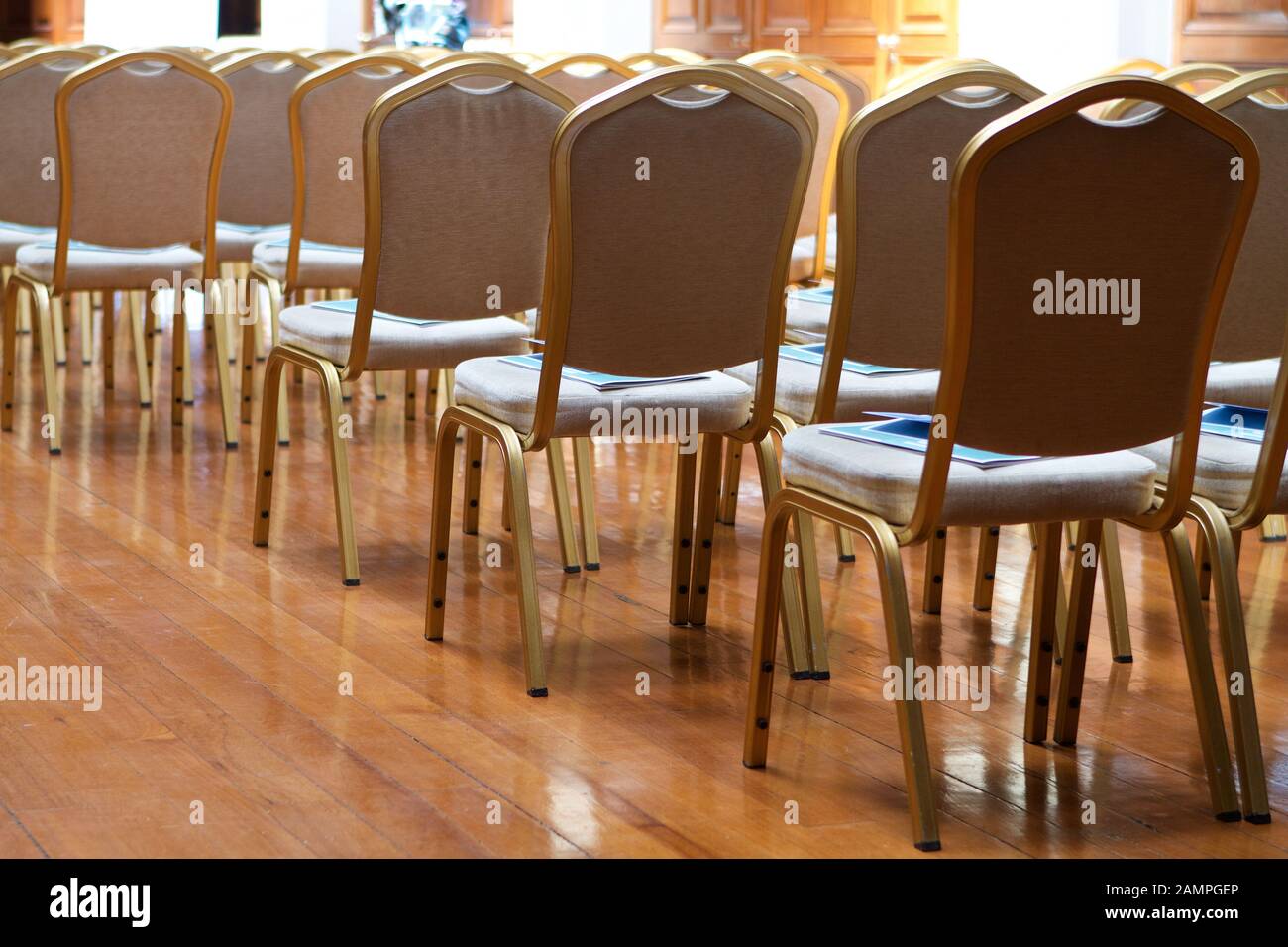 Empty chairs hi-res stock photography and images - Alamy