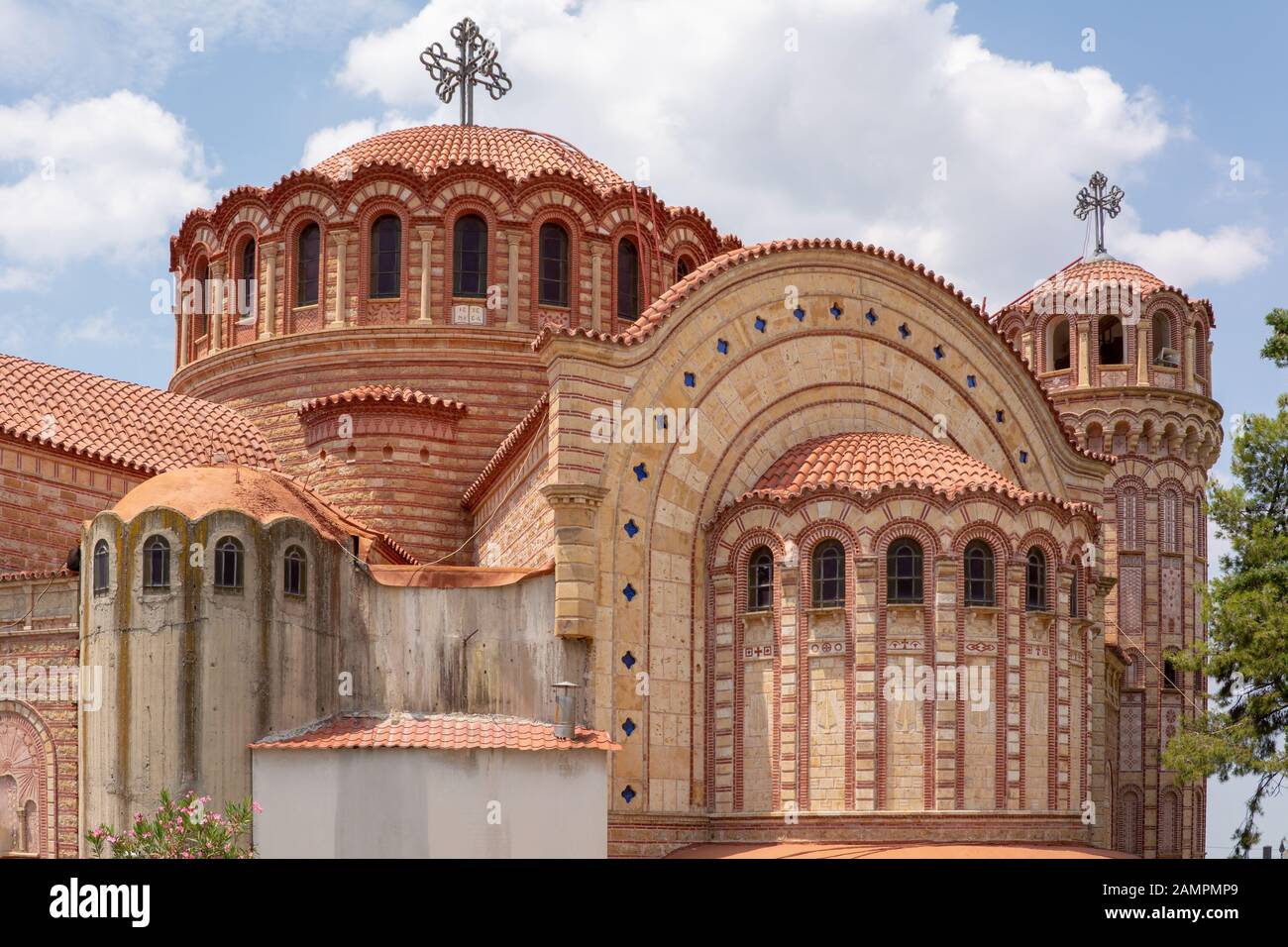 Religious buildings outside the structure of traditional art and ...
