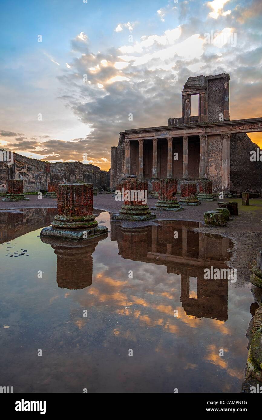 Pompeii forum hi-res stock photography and images - Alamy