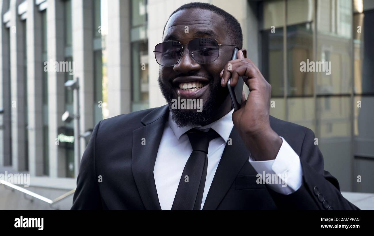 Man in business suit talking hi-res stock photography and images - Alamy