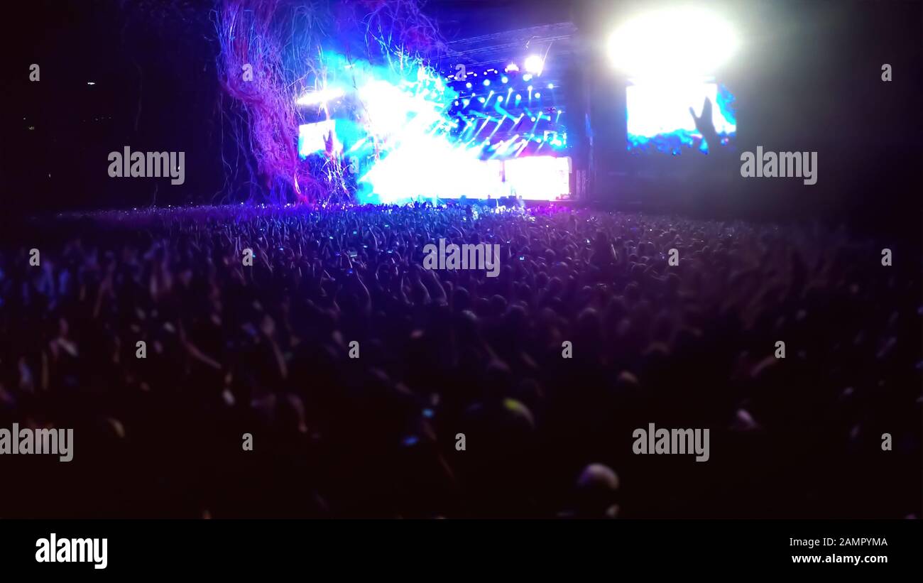 Crowd in front stage lit hi-res stock photography and images - Alamy