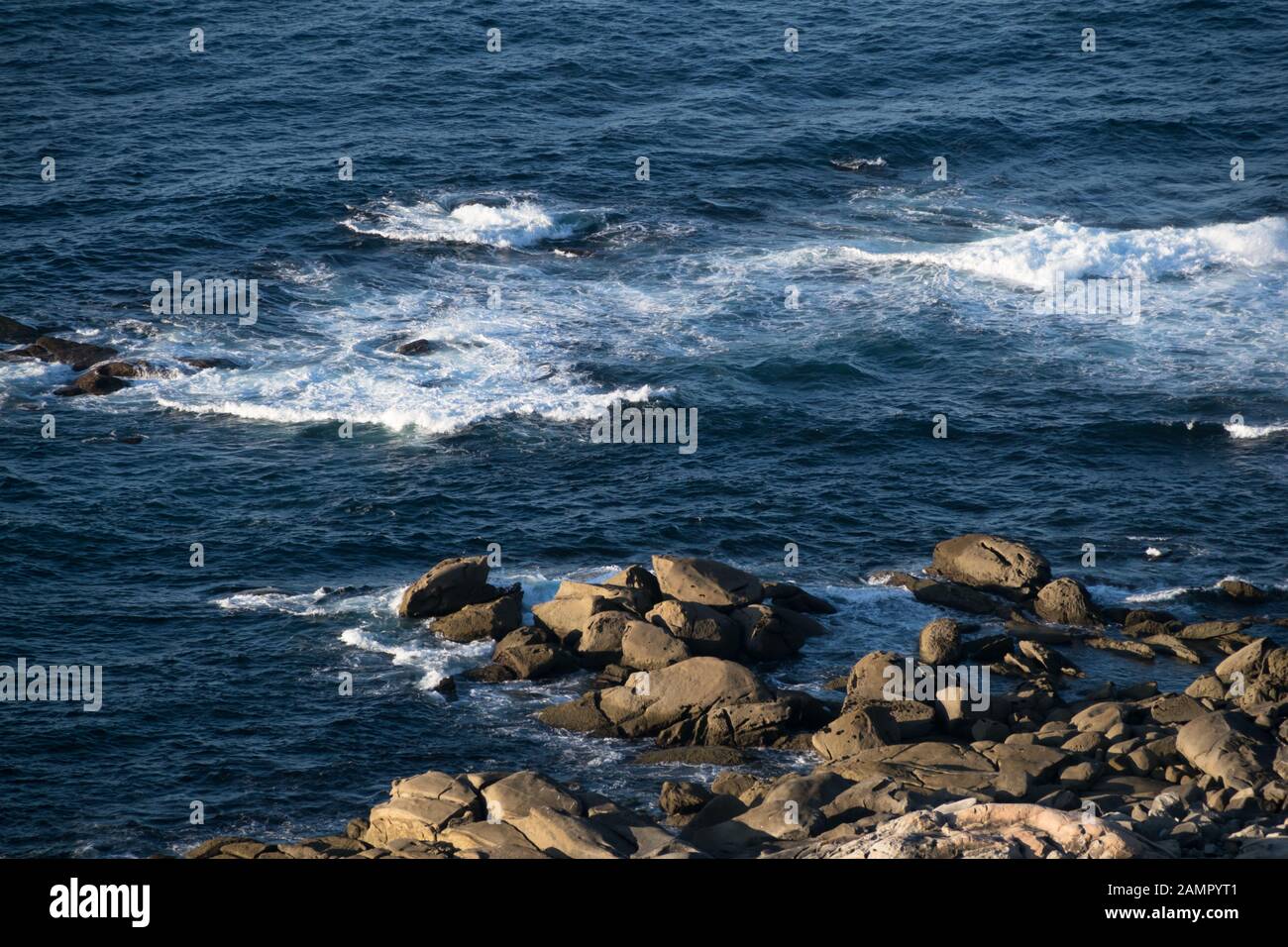 Ocean waves hitting rocks hi-res stock photography and images - Alamy