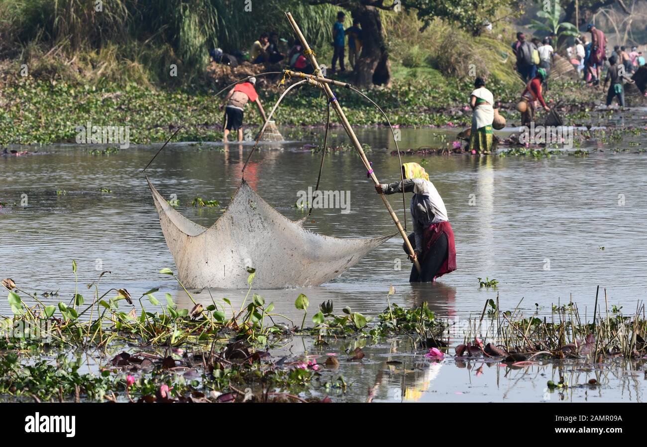(200114) -- ASSAM (INDIA), Jan. 14, 2020 (Xinhua) -- Villagers take ...