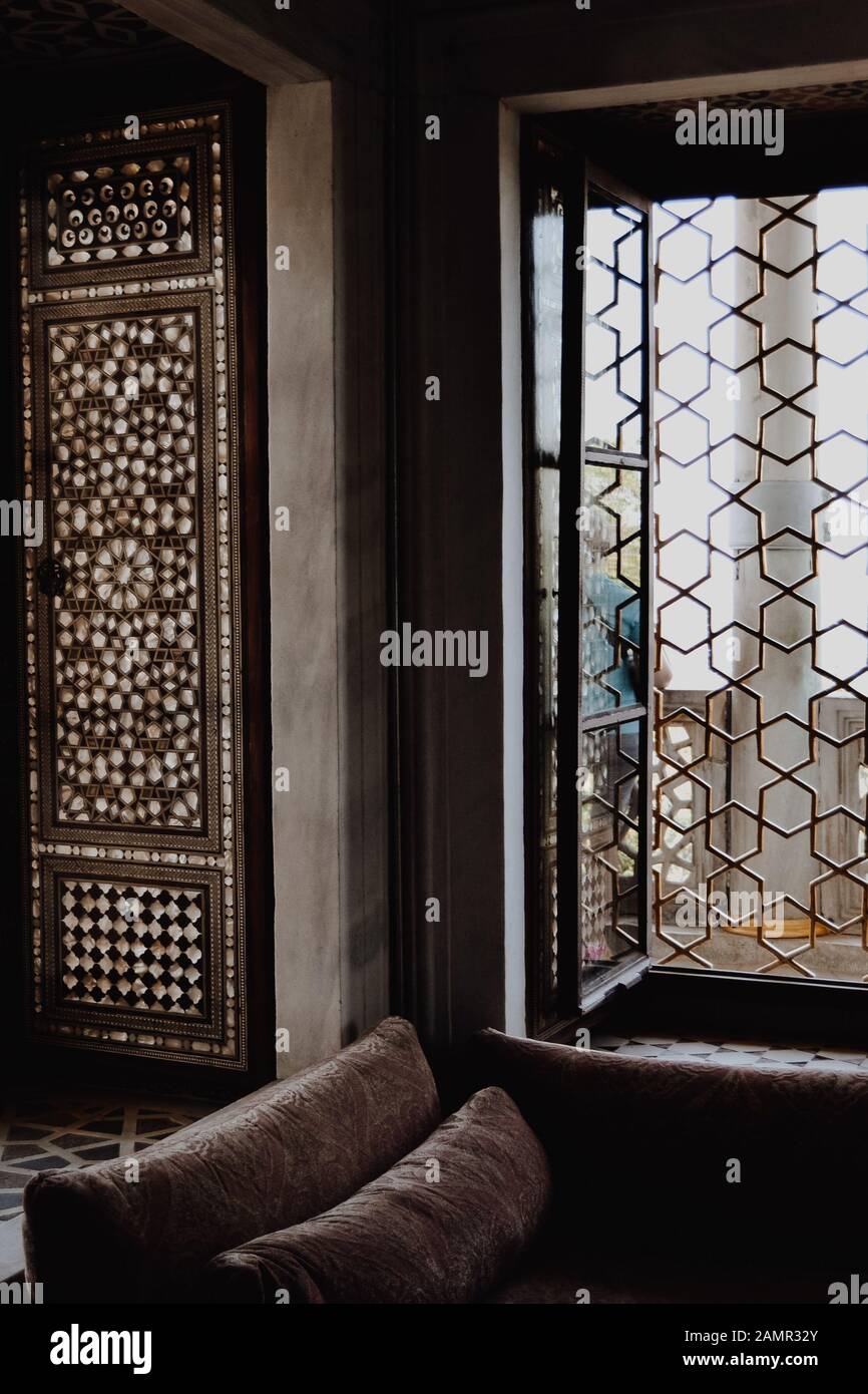 Inside a room of the Topkapi palace Stock Photo - Alamy