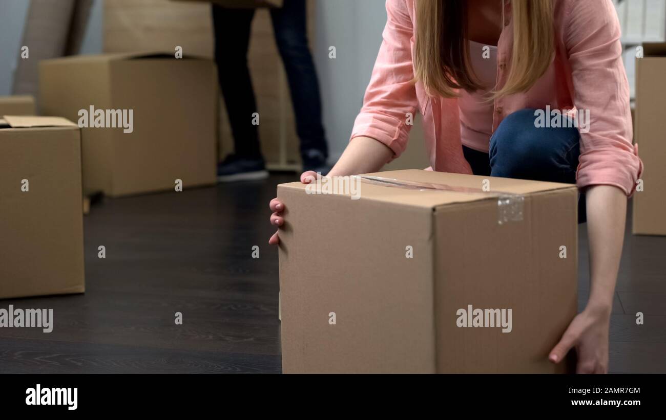 Packing boxes workers hi-res stock photography and images - Alamy