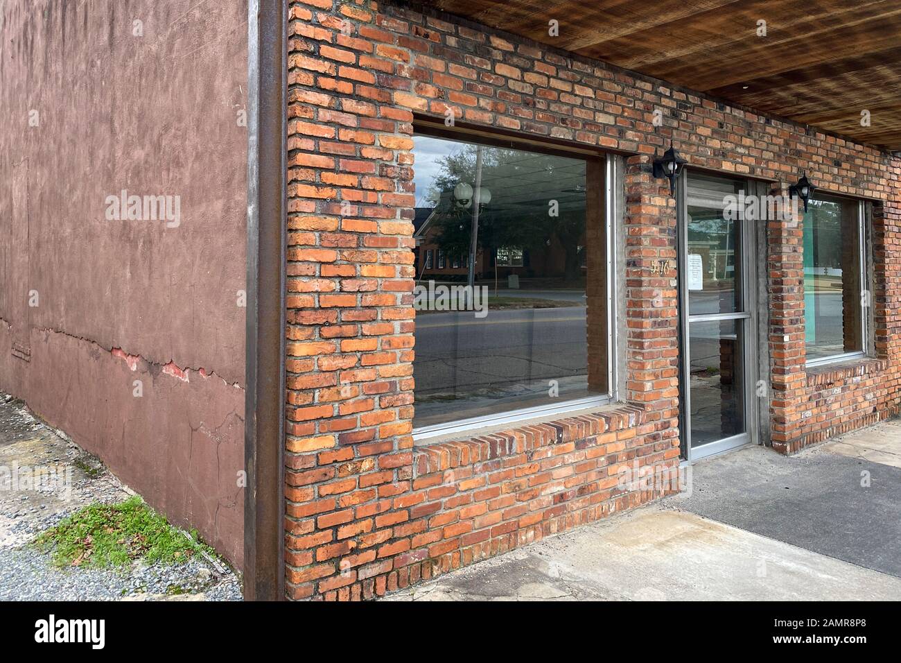 an abandoned store front on main street usa Stock Photo - Alamy