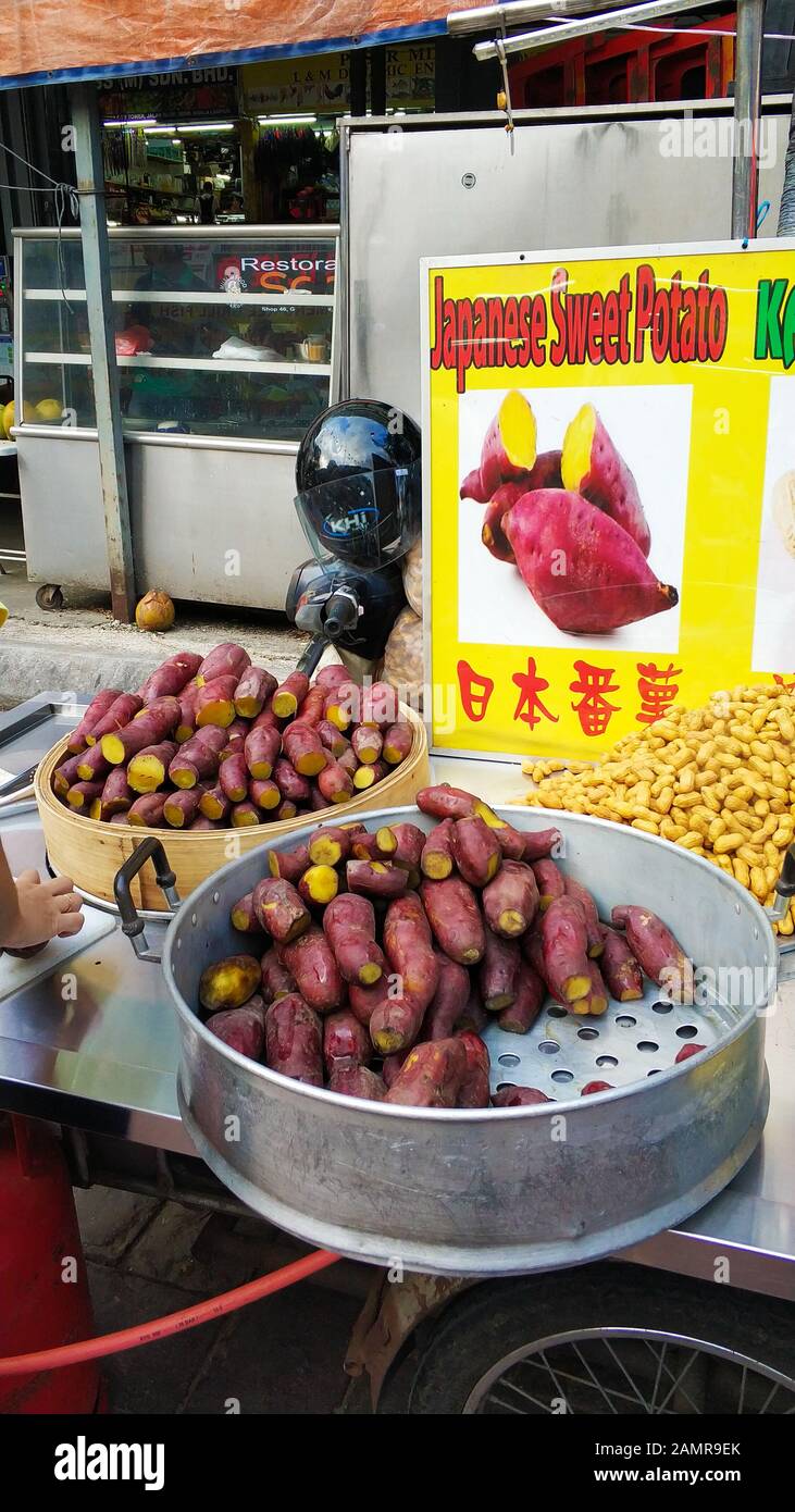 Malaysia traditional grocery store hi-res stock photography and images ...