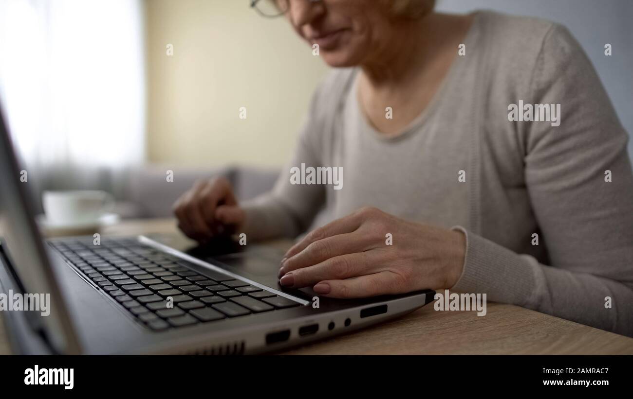 Older people computer training hi-res stock photography and images - Alamy