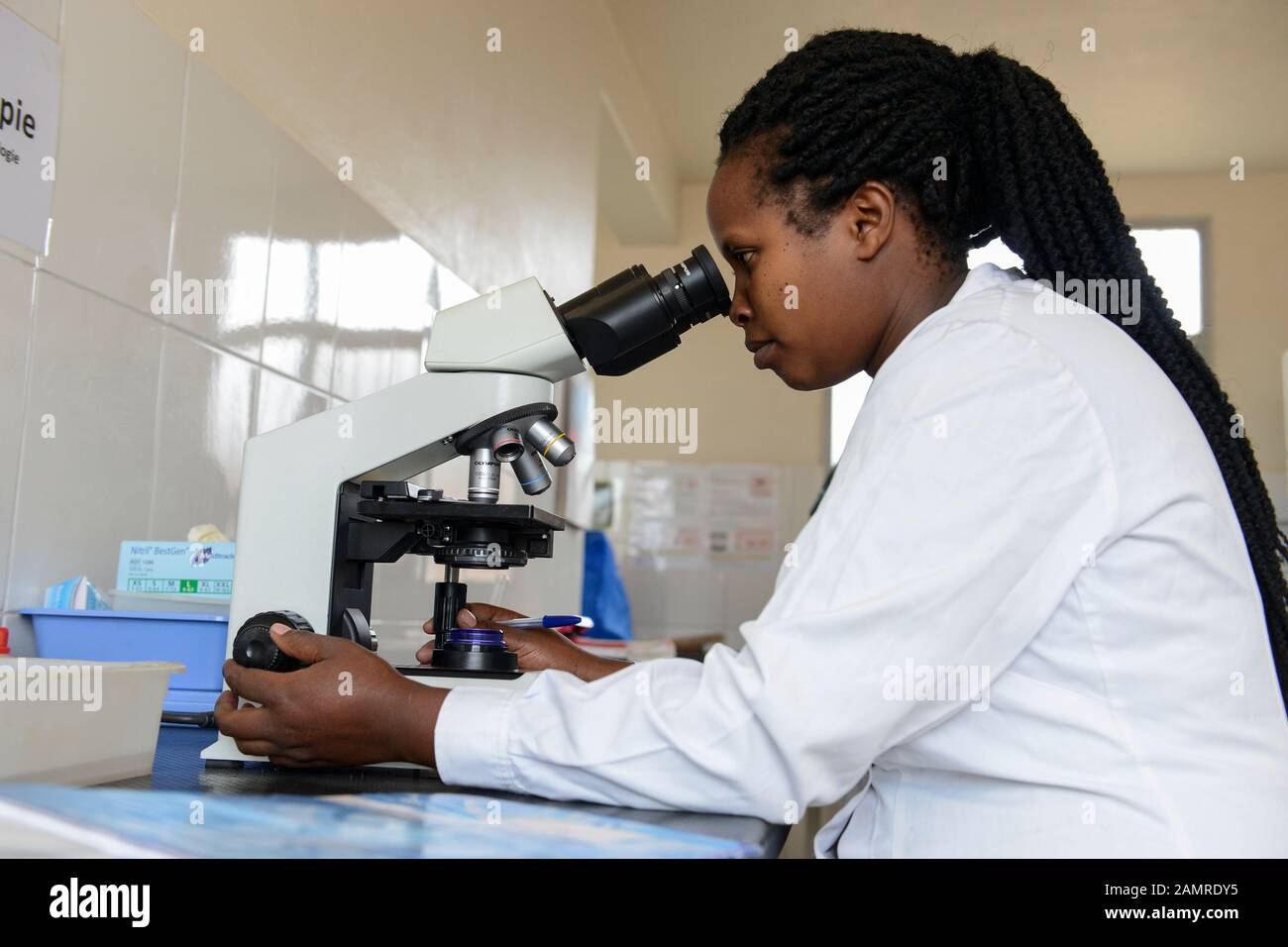 RWANDA, Butare, health center Gikonko, laboratory / RUANDA, Butare ...
