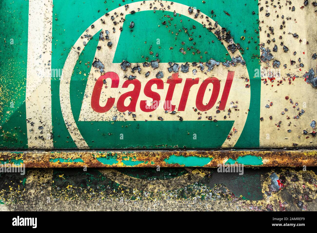 Castrol logo hi-res stock photography and images - Alamy
