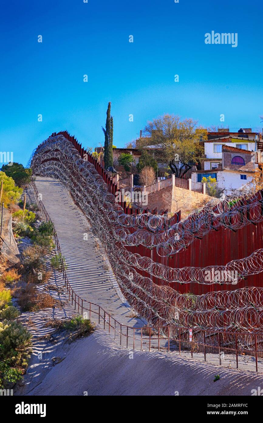 Mexico us border barbed wire hi-res stock photography and images - Alamy