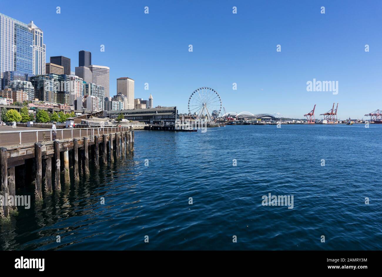 Docks of seattle on elliott bay hi-res stock photography and images - Alamy