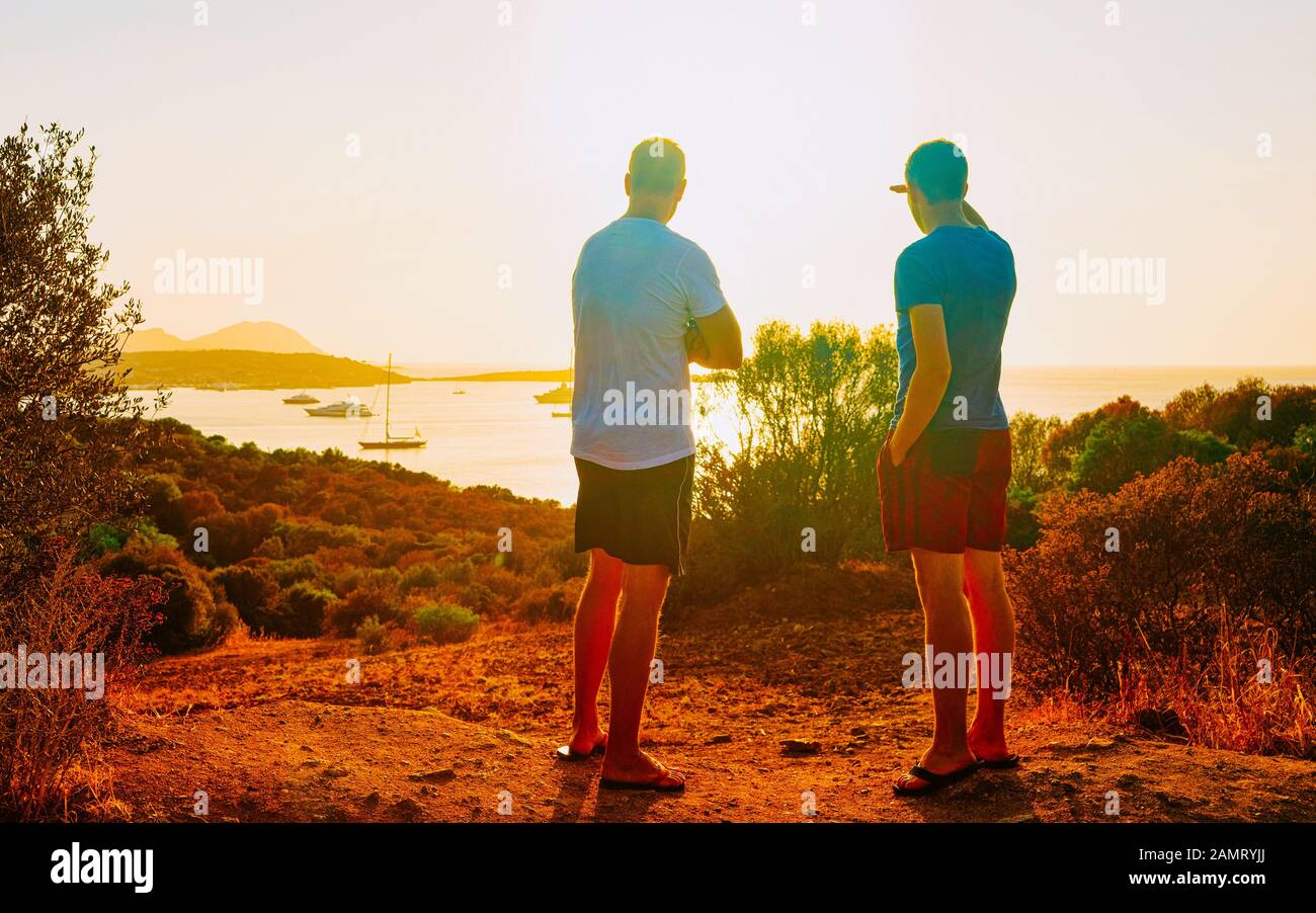 Gay men couple sunset hi-res stock photography and images - Alamy