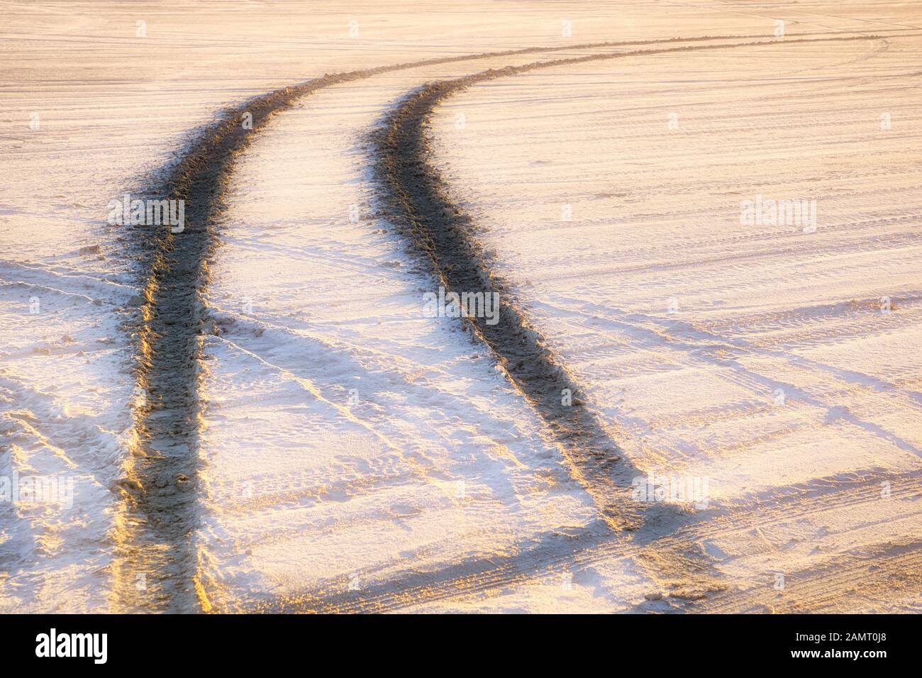 tire tracks in the salt at the Bonneville Salt Flats Stock Photo - Alamy
