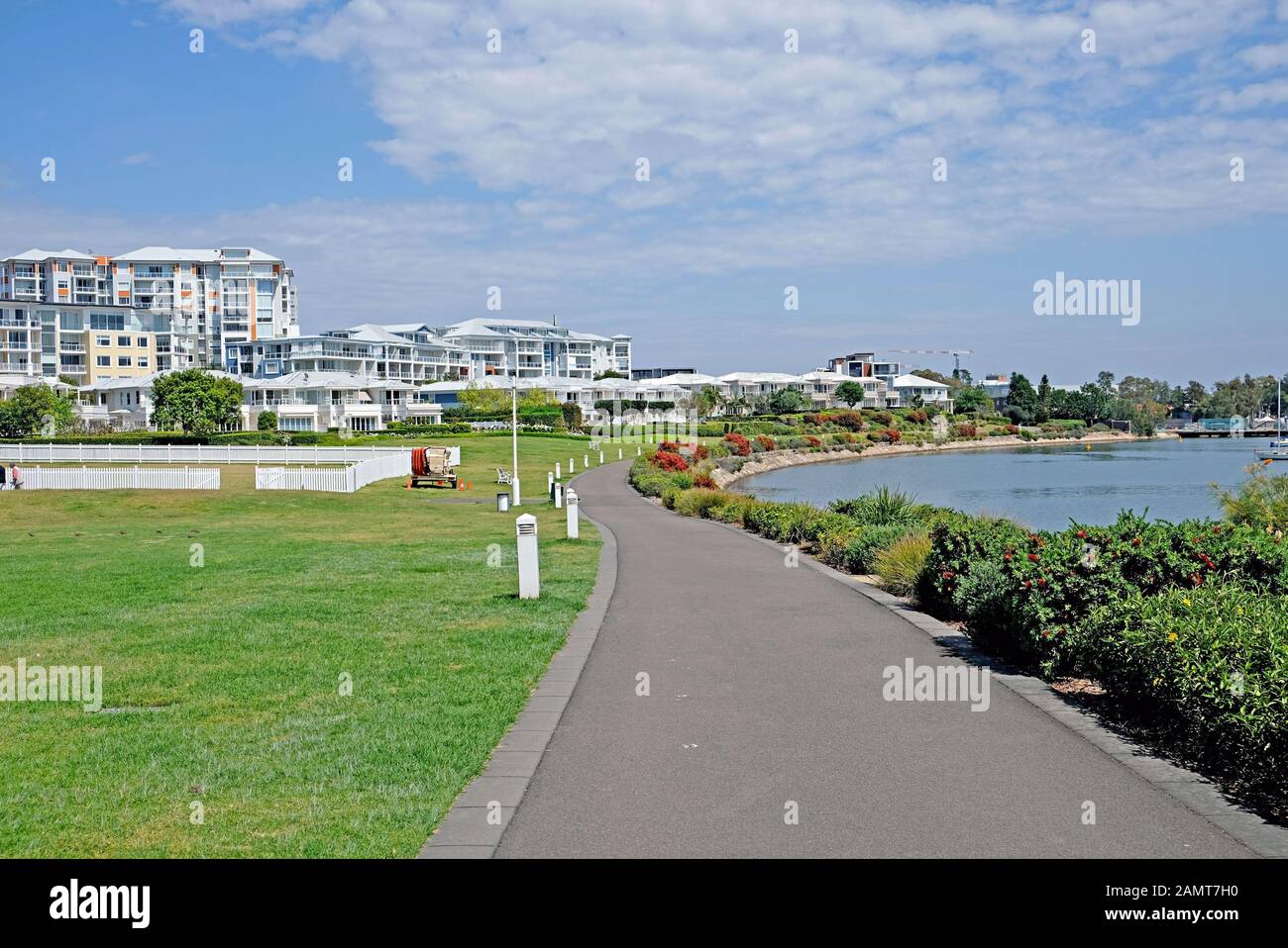 Cabarita wharf to Breakfast point coastal walk with modern houses ...