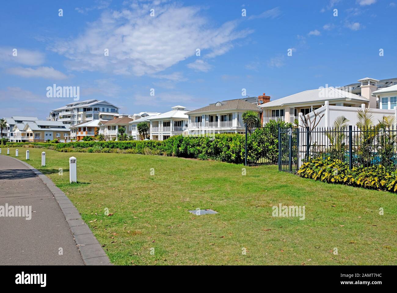 Cabarita wharf to Breakfast point coastal walk with modern houses ...