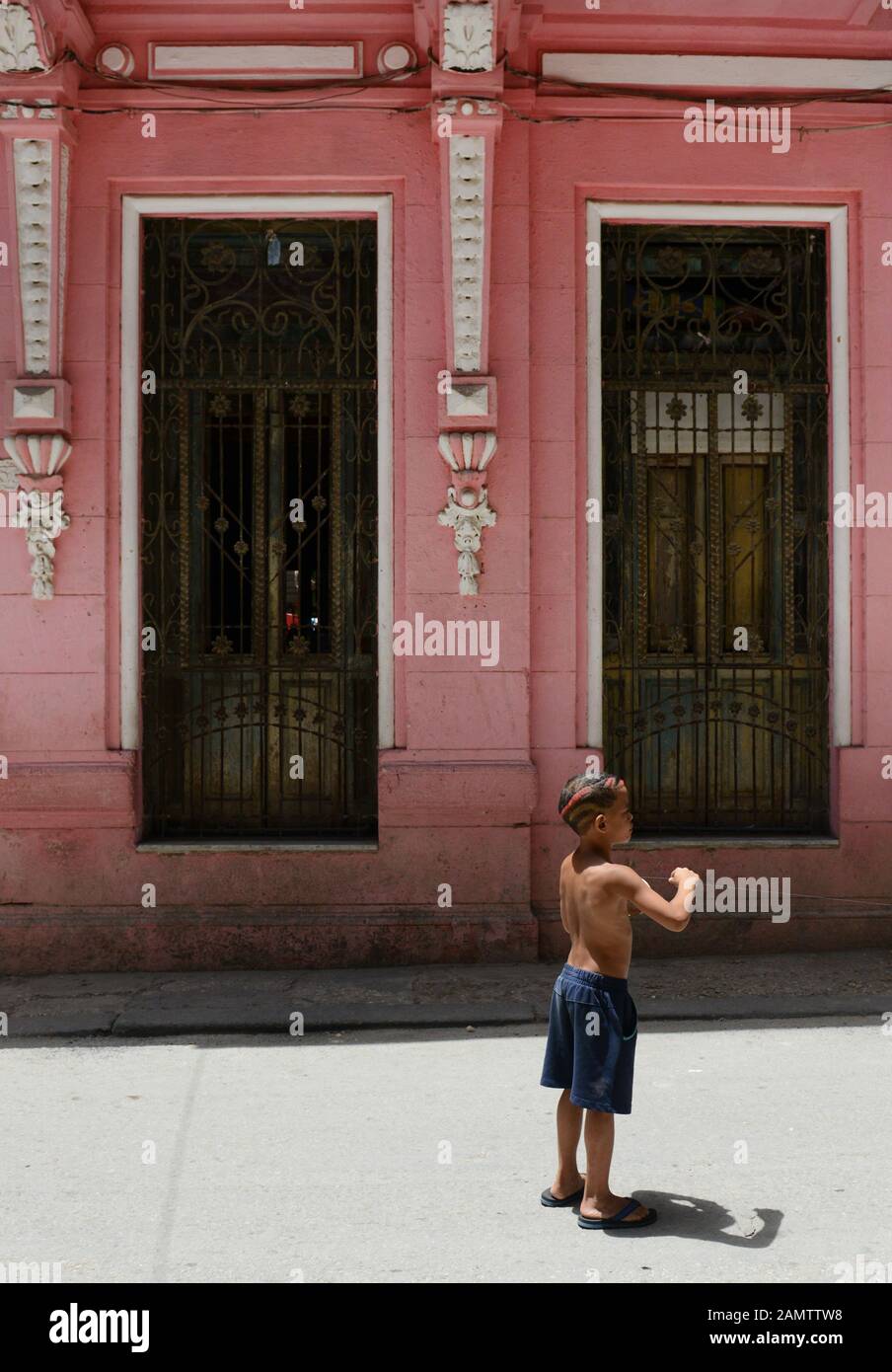 Boy in havana cuba hi-res stock photography and images - Alamy