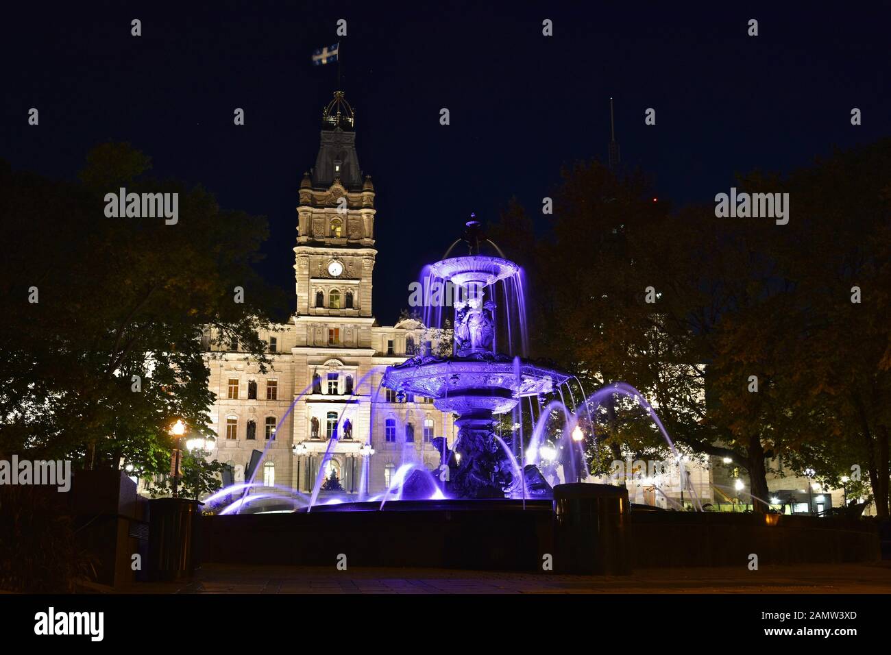 Fontaine de Tourny // Tourny Fountain in front of the Parliament of ...