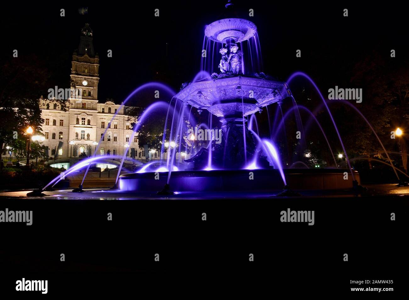 Fontaine de Tourny // Tourny Fountain in front of the Parliament of ...