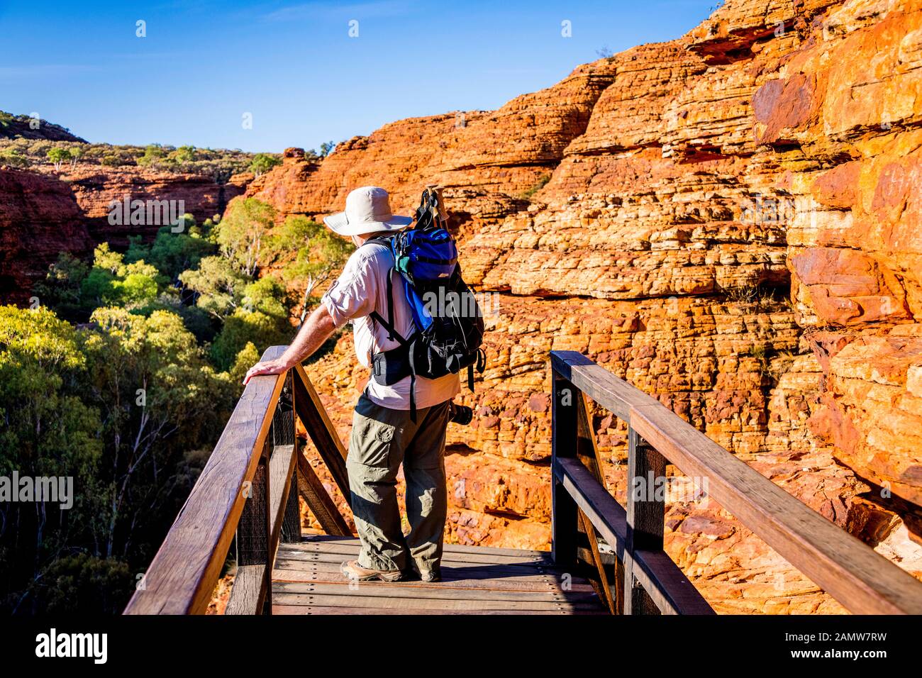 Australia outback male hike hiker hi-res stock photography and images ...