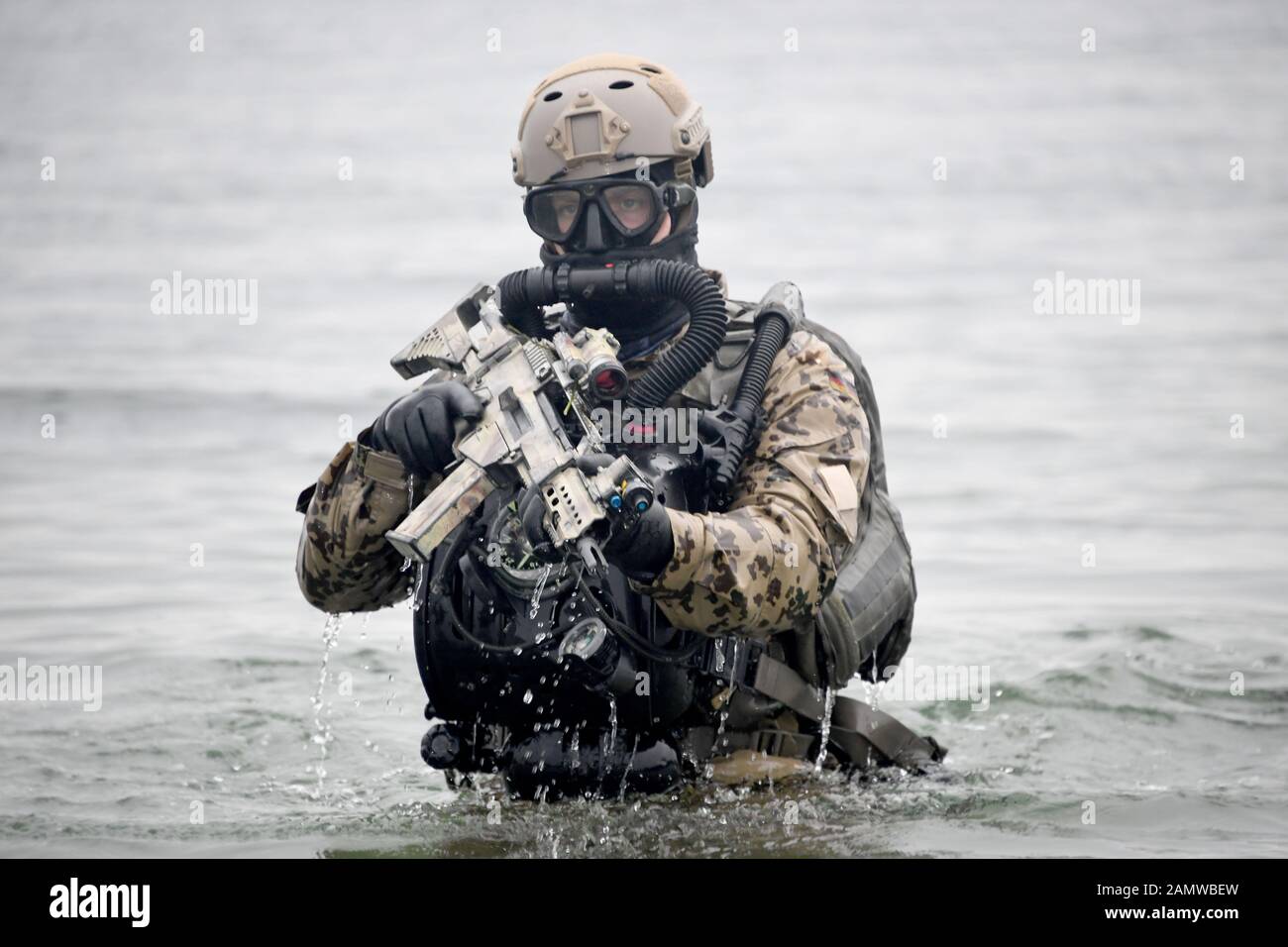 04 December 2019, Schleswig-Holstein, Eckernförde: A combat swimmer ...