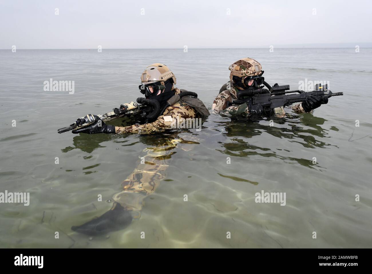 04 December 2019, Schleswig-Holstein, Eckernförde: Combat swimmers from ...