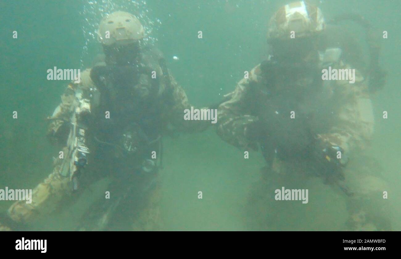 04 December 2019, Schleswig-Holstein, Eckernförde: Combat swimmers from ...