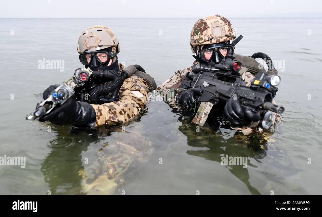 04 December 2019, Schleswig-Holstein, Eckernförde: Combat swimmers from ...