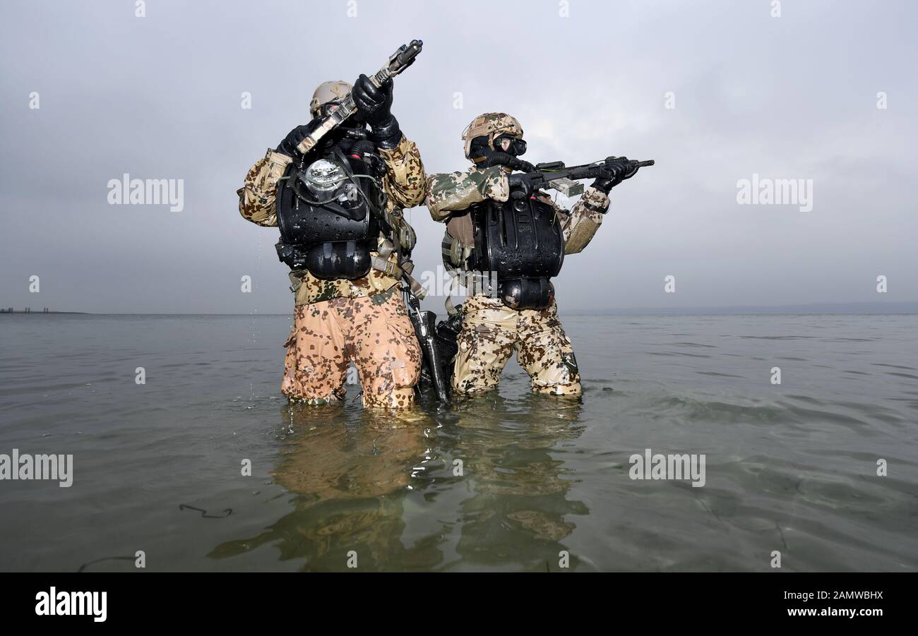 04 December 2019, Schleswig-Holstein, Eckernförde: Combat swimmers from ...