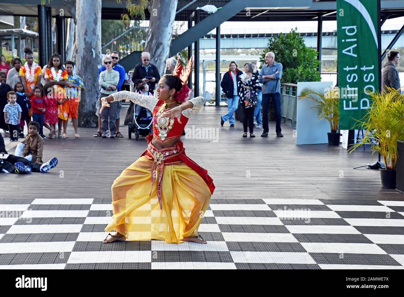 BEAUTIFUL THAI DANCER Stock Photo - Alamy