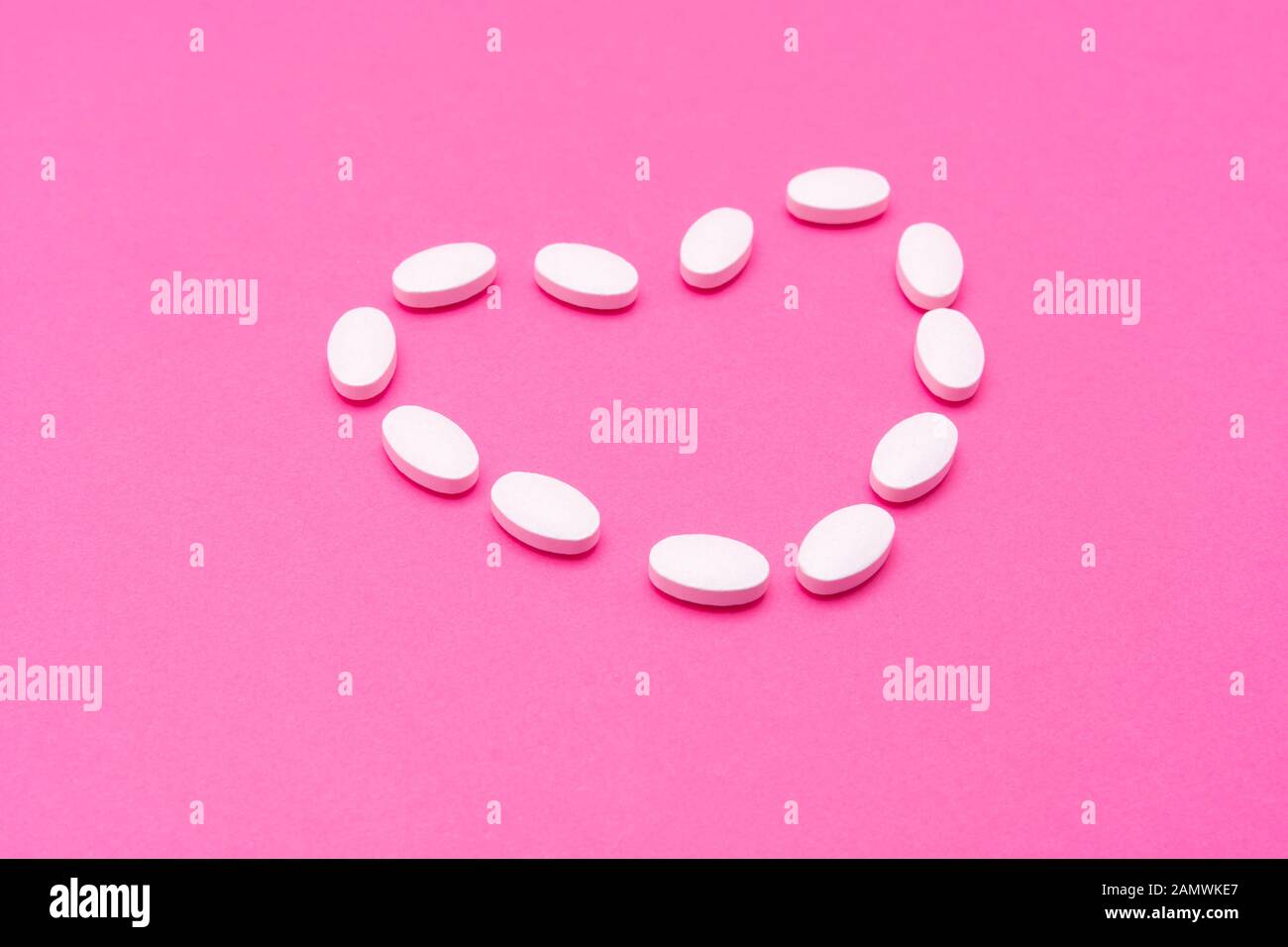 White oval pills hi-res stock photography and images - Alamy
