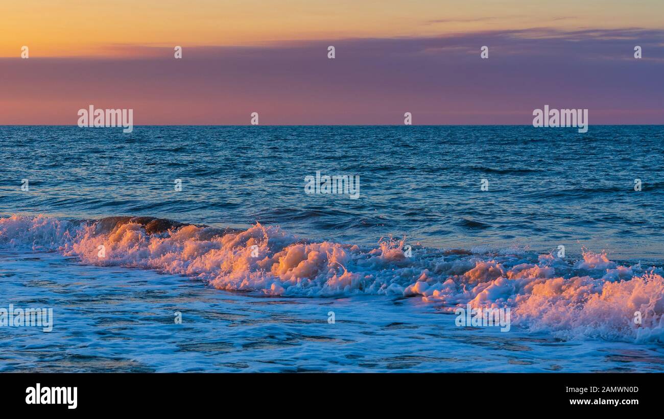Ocean sunset wave hi-res stock photography and images - Alamy