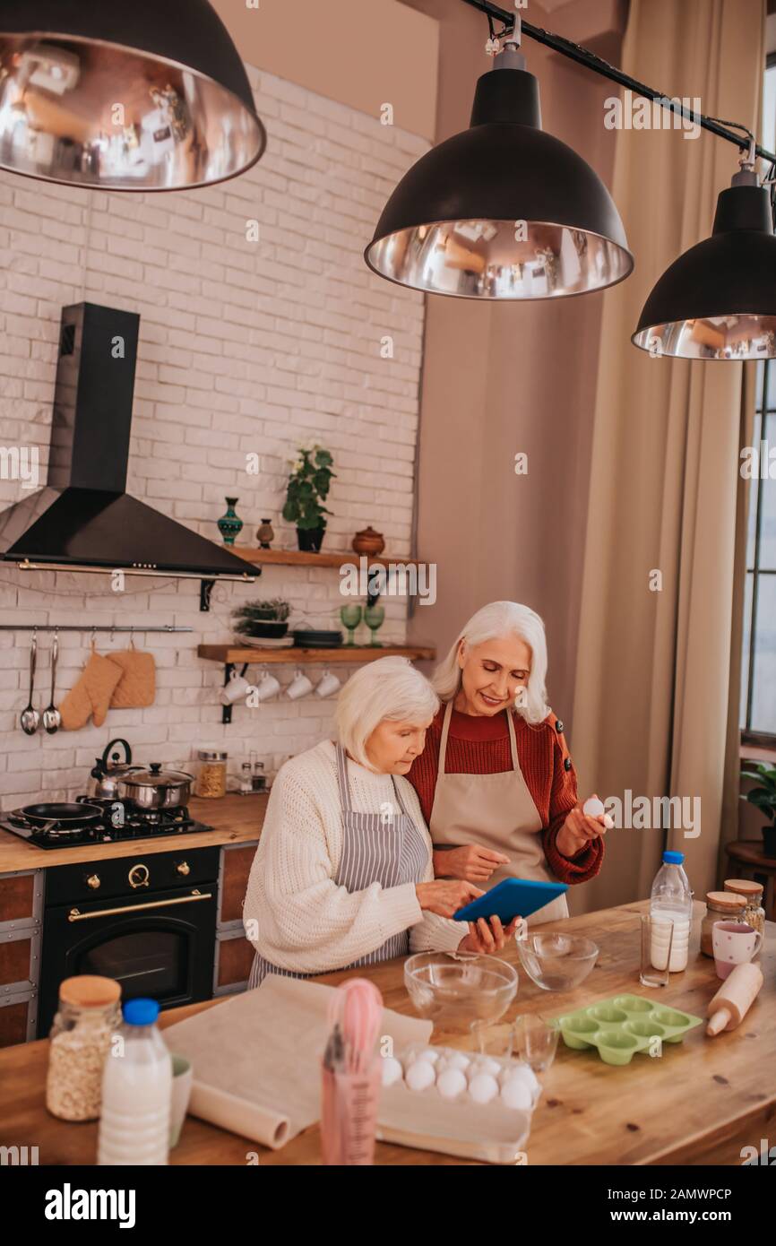 Lady with aprons hi-res stock photography and images - Alamy