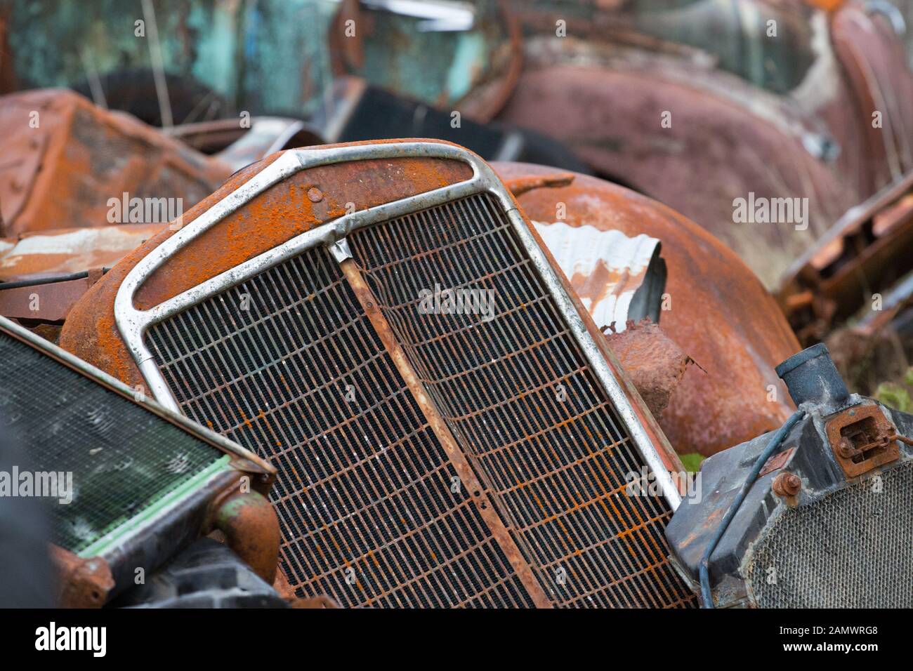 Grille of a vintage wreck at an Auto wrecking yard Stock Photo - Alamy