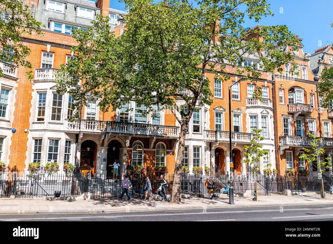 London traditional red brick buildings hi-res stock photography and ...