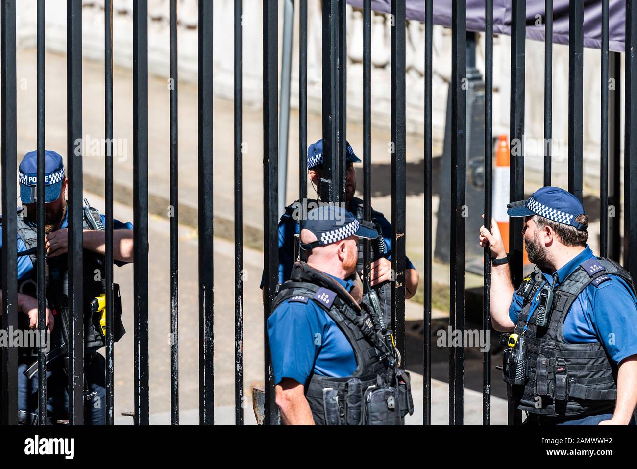 Armed police parliament london 2018 hi-res stock photography and images ...