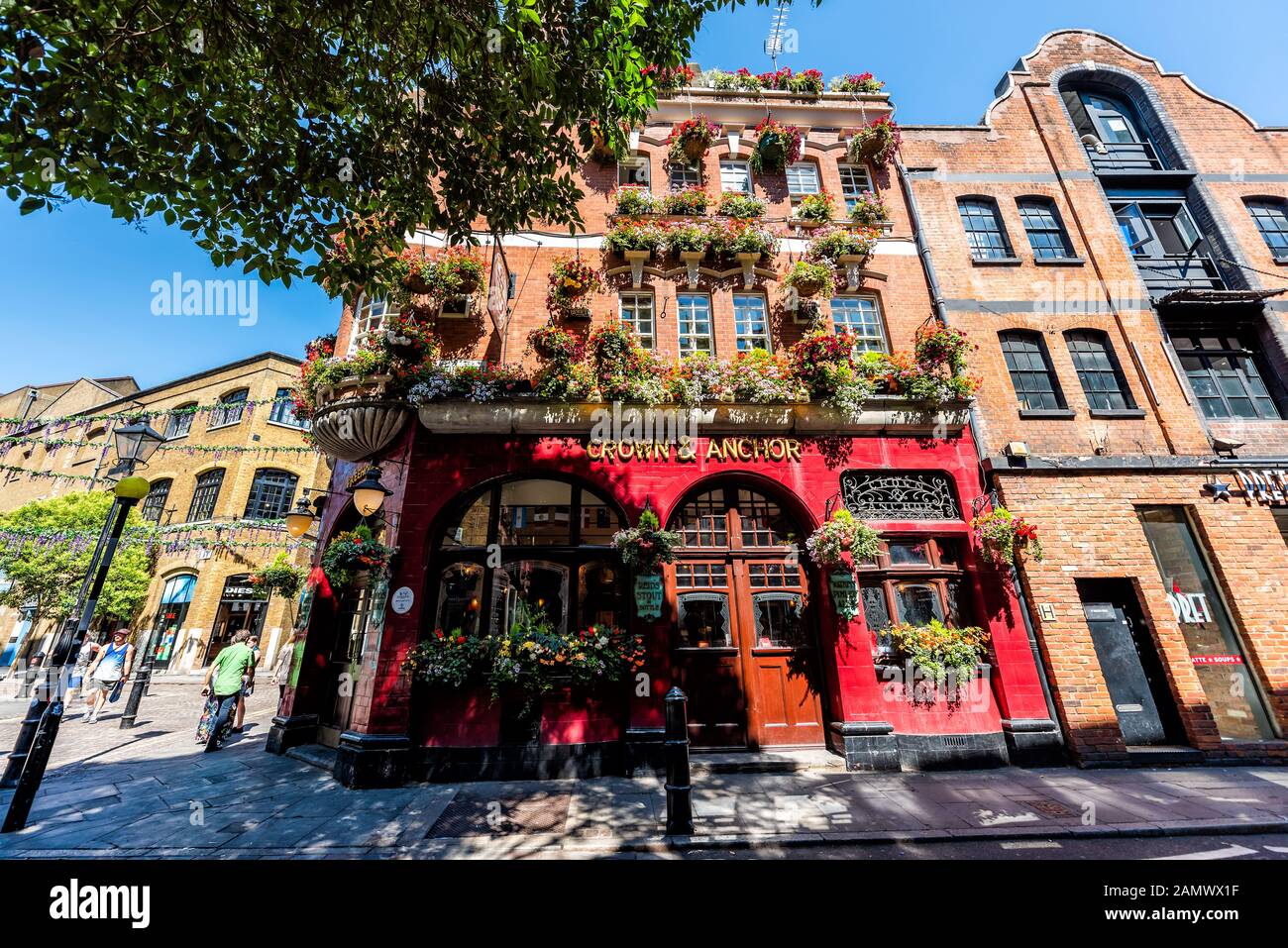 Brick alley pub hi-res stock photography and images - Alamy