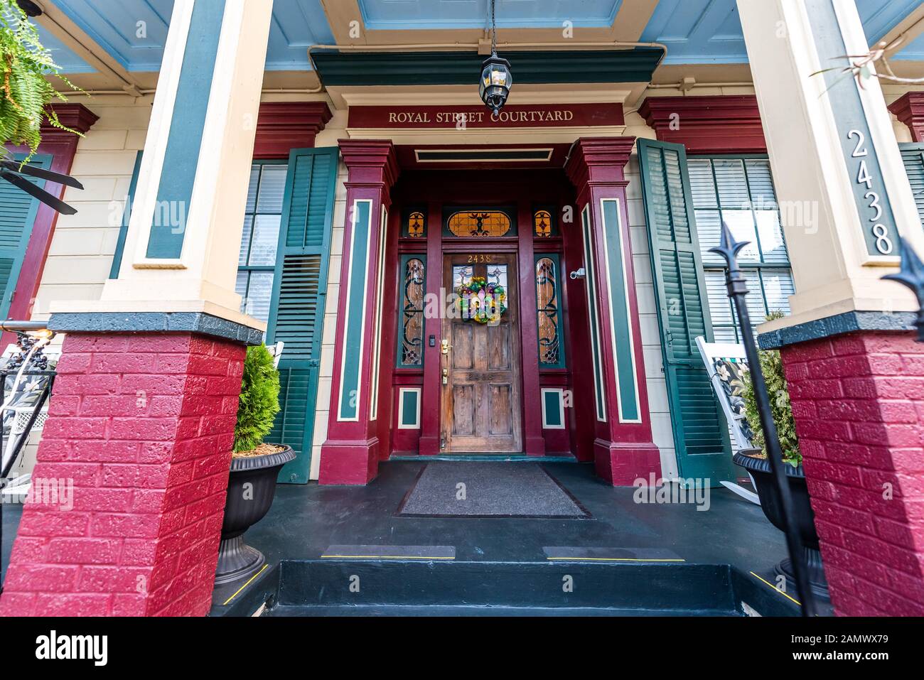 Red house french quarter new hi-res stock photography and images - Alamy