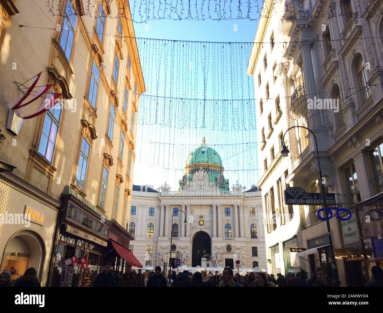 City sunny hi-res stock photography and images - Alamy