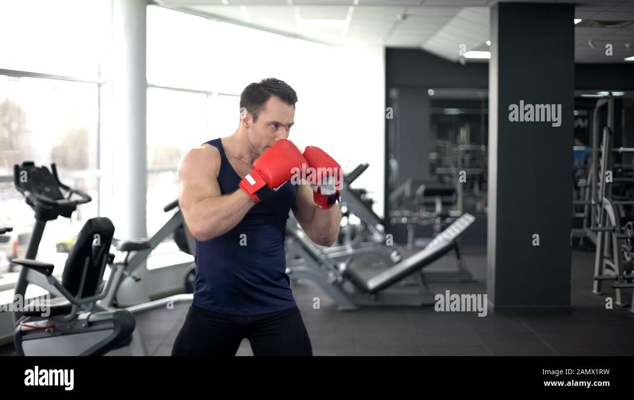 Boxer in fighting stance hi-res stock photography and images - Alamy