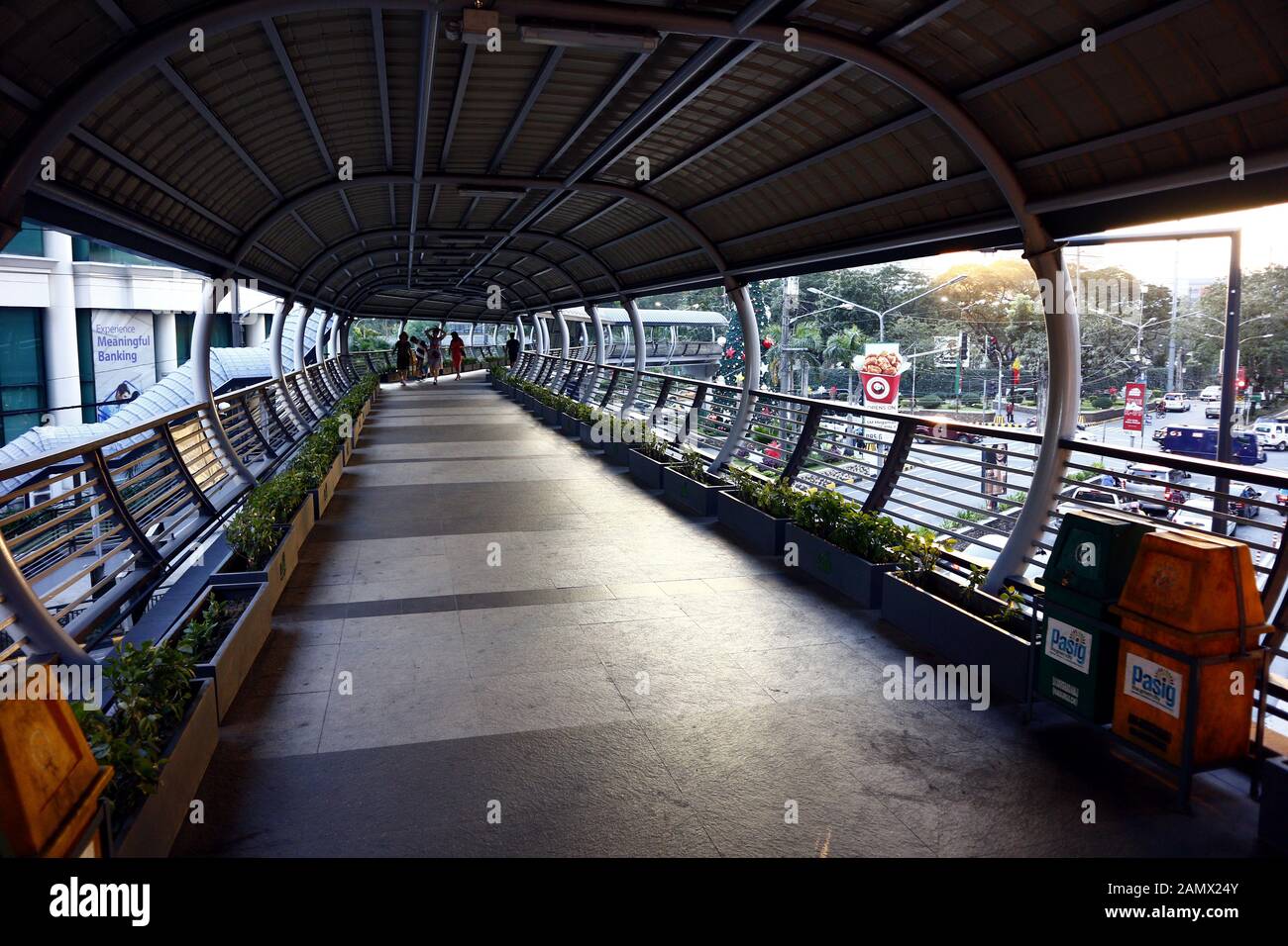 Elevated walkway above street hi-res stock photography and images - Alamy