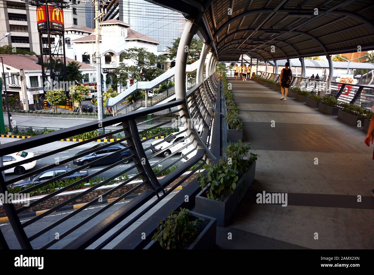 Elevated walkway above street hi-res stock photography and images - Alamy