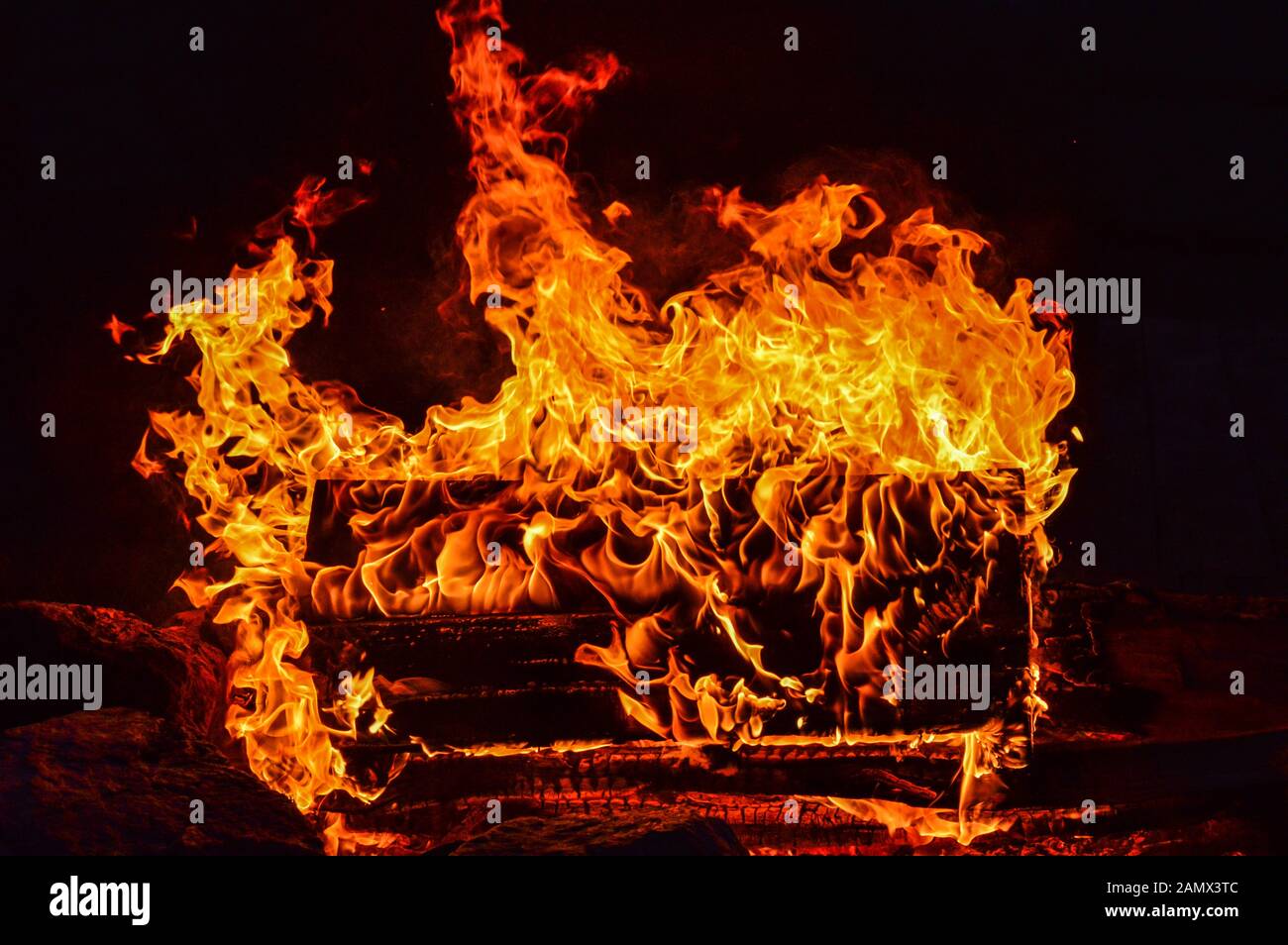 Pallet burning hi-res stock photography and images - Alamy