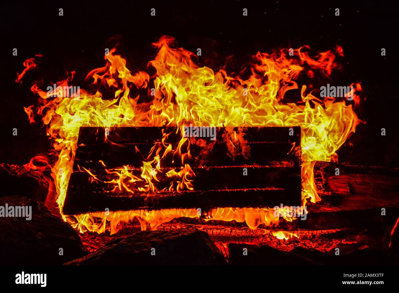 Pallet burning hi-res stock photography and images - Alamy