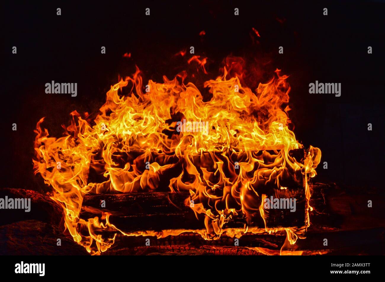 Wooden Pallet Bonfire High Resolution Stock Photography and Images - Alamy