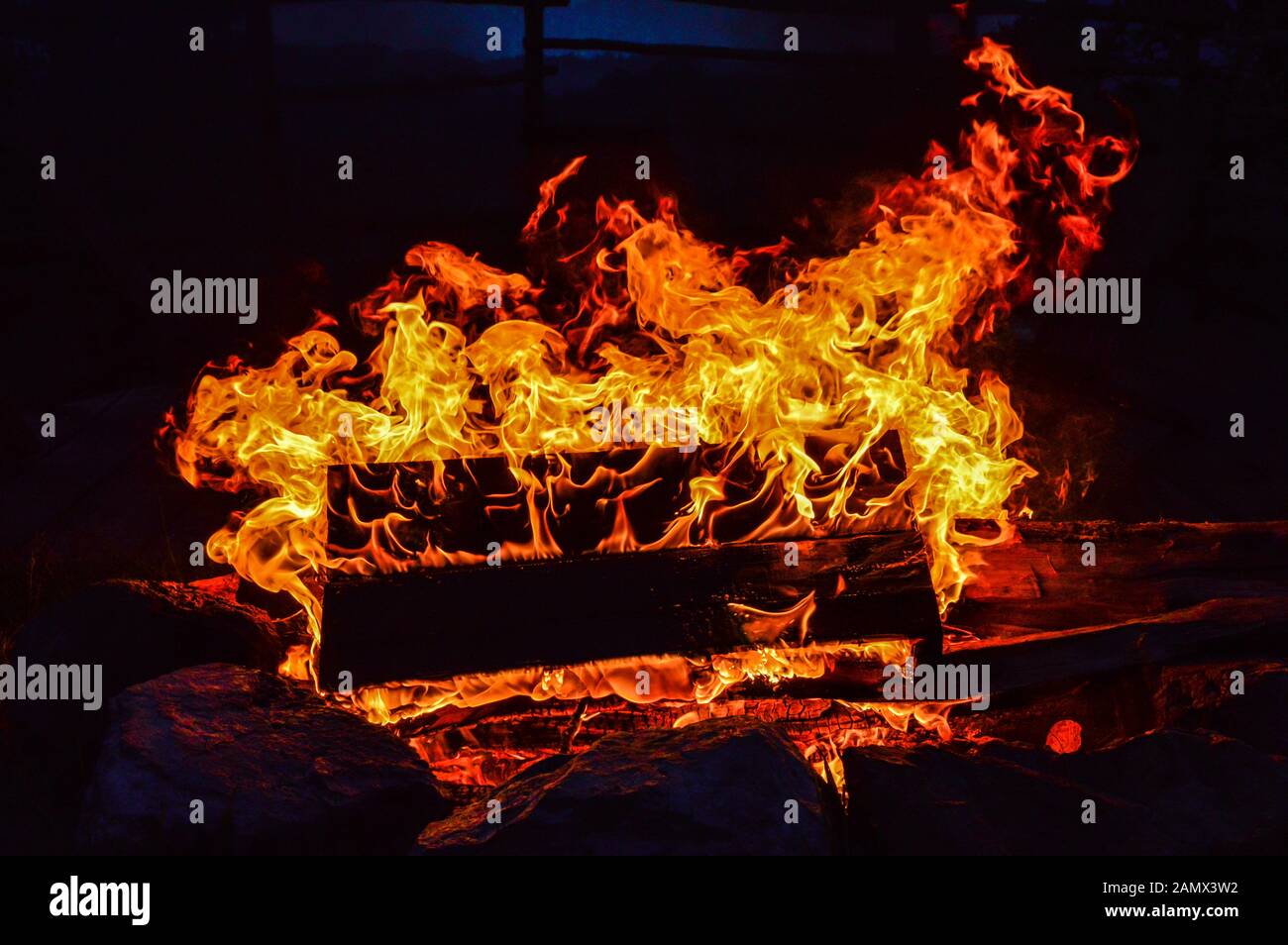 Pallet burning hi-res stock photography and images - Alamy