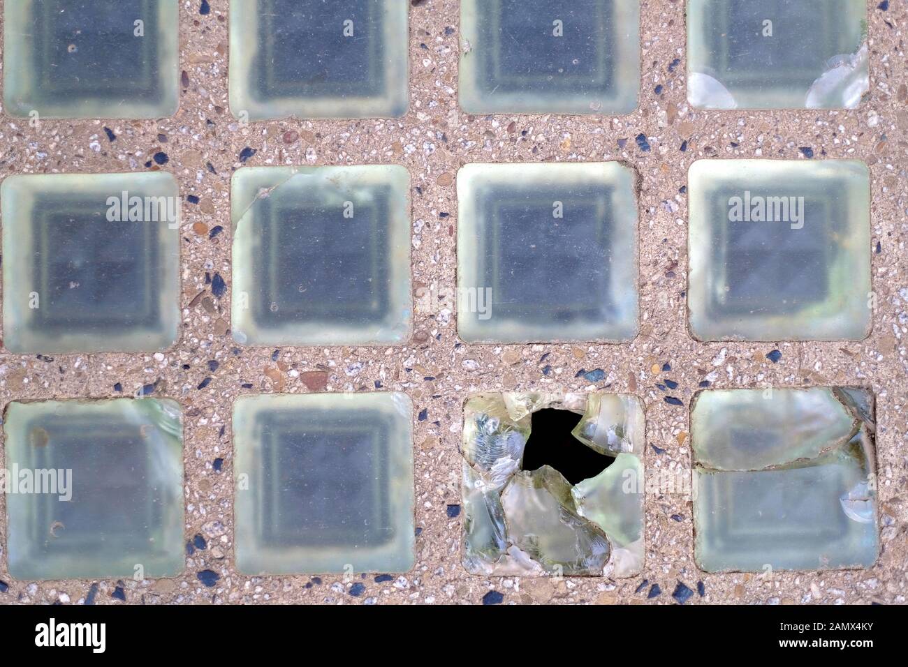 Thick square glass blocks hi-res stock photography and images - Alamy