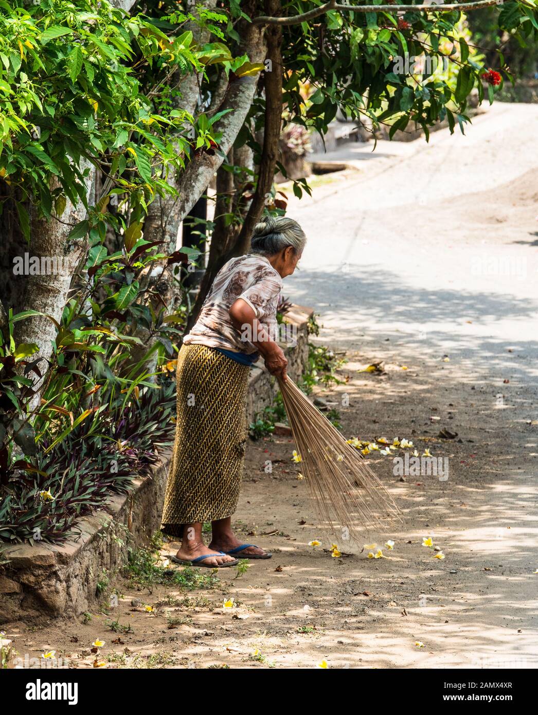 Lady with broom hi-res stock photography and images - Alamy