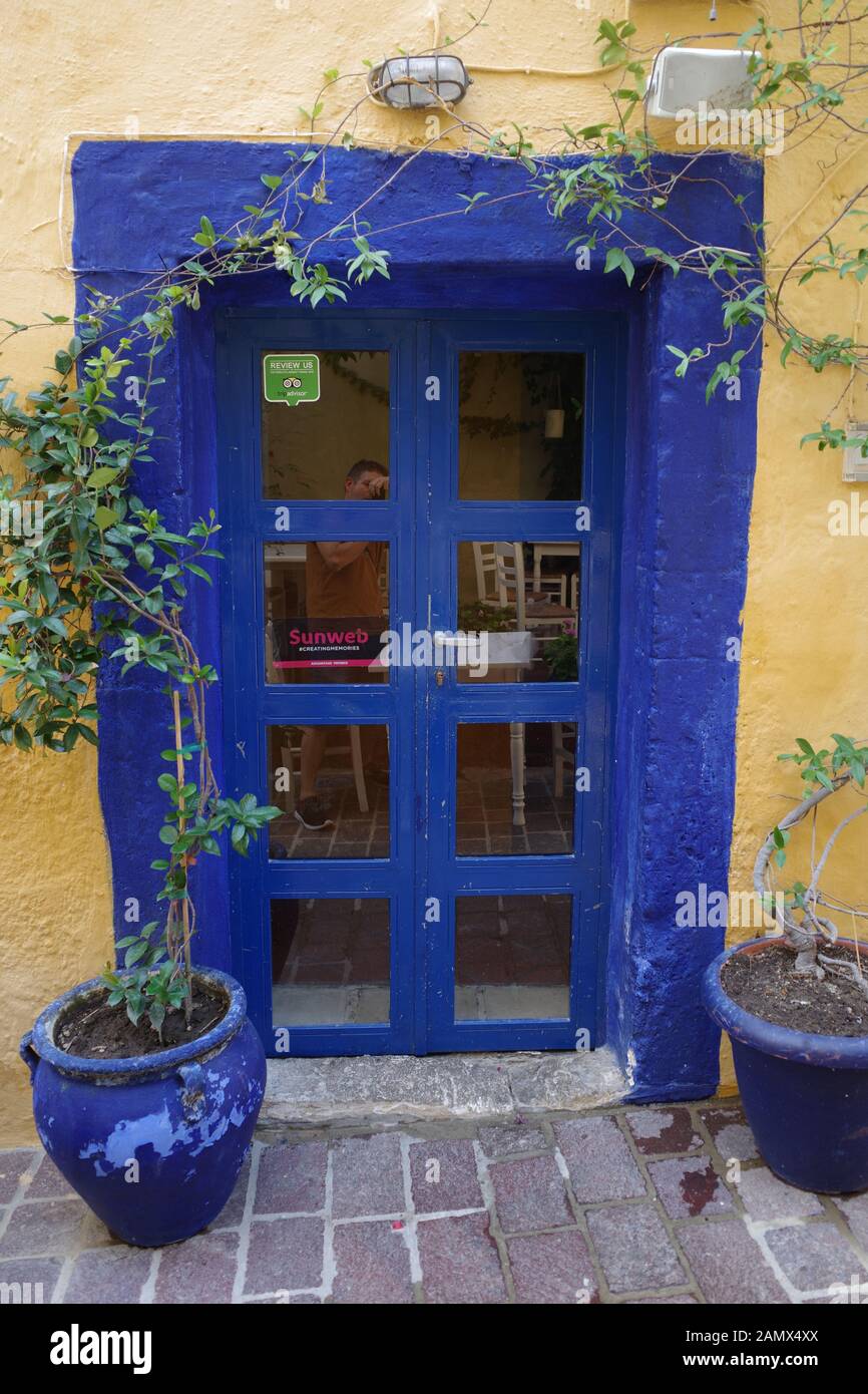 Colorful door hi-res stock photography and images - Alamy