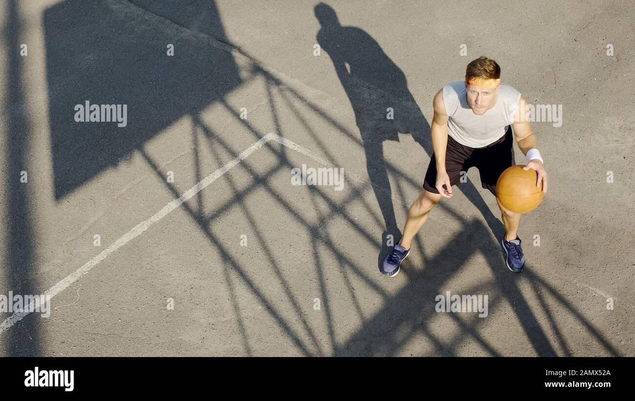 Basketball player bouncing ball hi-res stock photography and images - Alamy